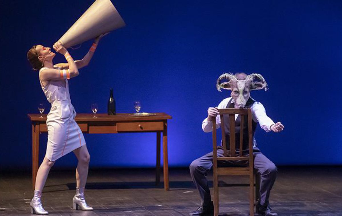 “Il defunto odiava i pettegolezzi” in scena a Milano nel 2023 ...