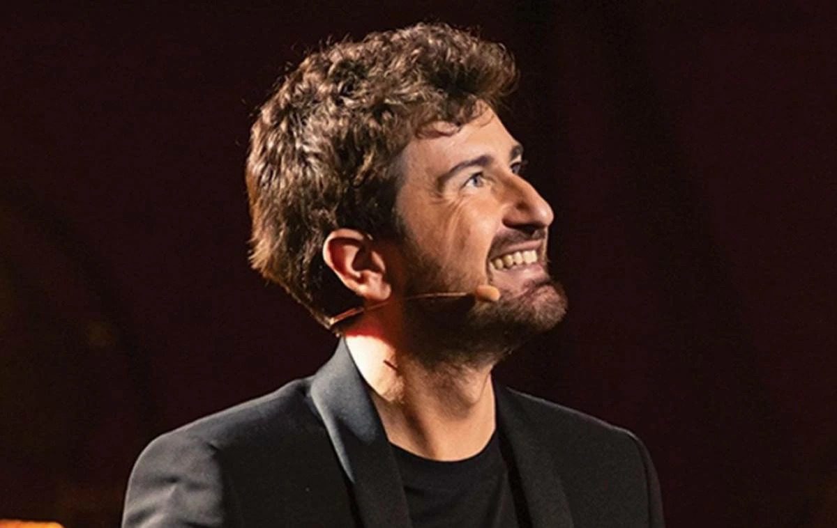 Alessandro Siani a Milano nel 2024 con “Extralibertà”: data e biglietti ...