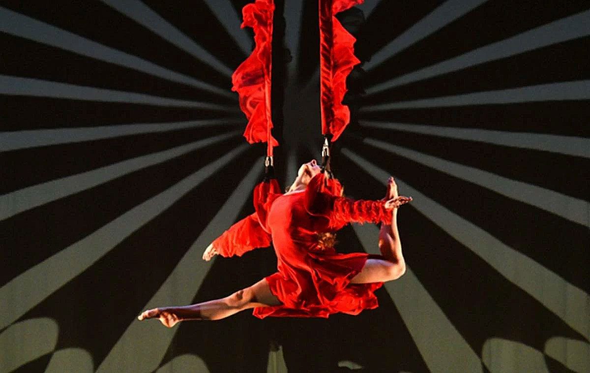 “Back to Momix” a Milano nel 2024: lo show con i ballerini-acrobati di ...