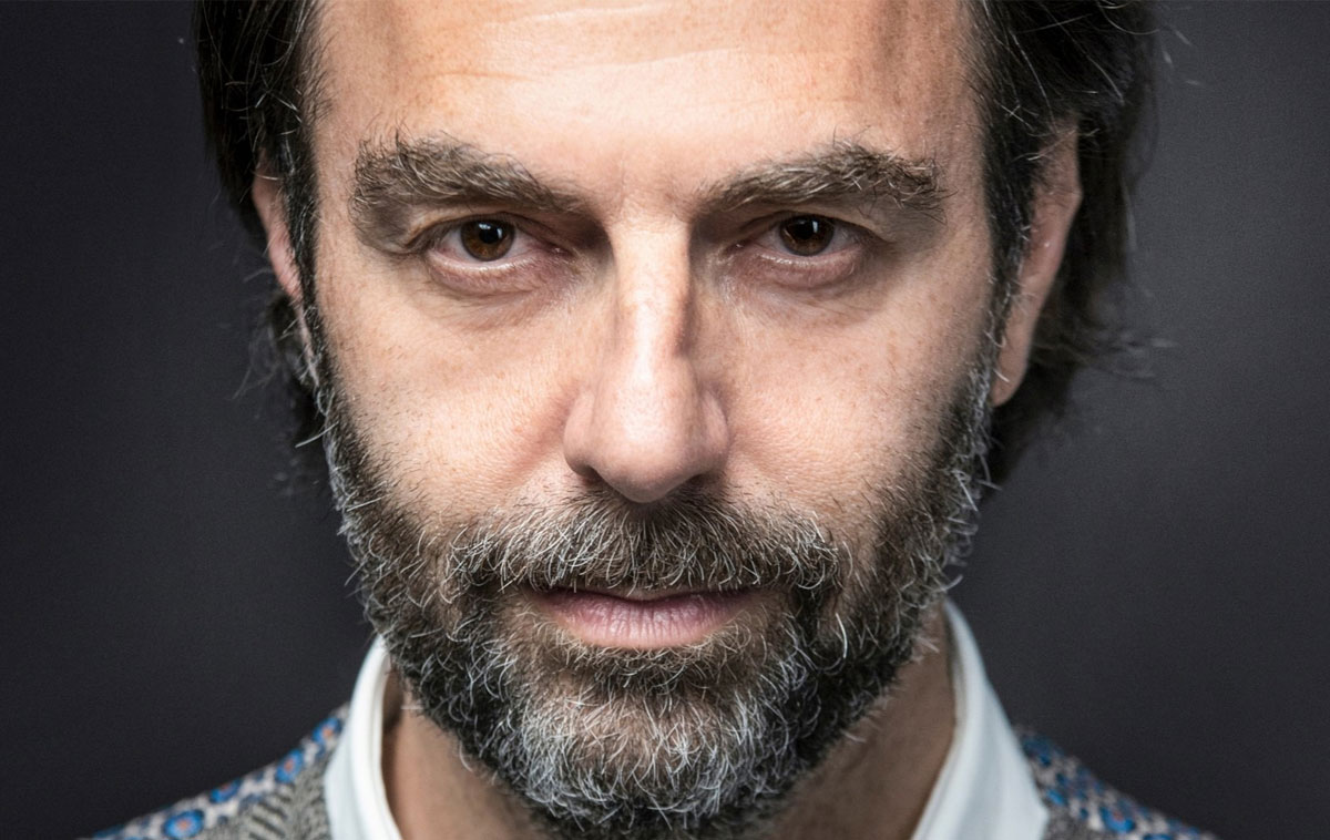 Neri Marcorè in scena a Milano nel 2026 con “Gaber – Mi fa male il ...