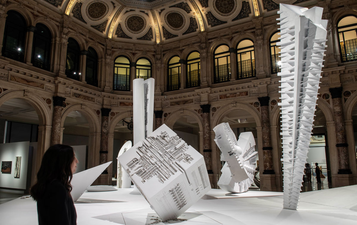Arnaldo Pomodoro in mostra a Milano: ssessant’anni di genio e sculture ...